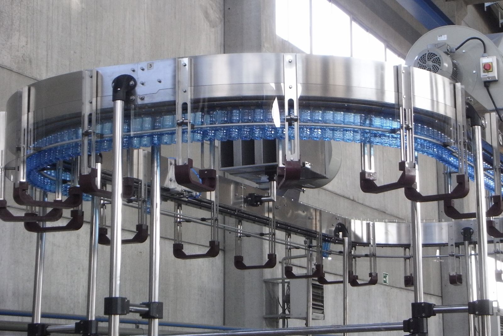 Plastic bottle unscramblers, silos and air conveyors - Posimat